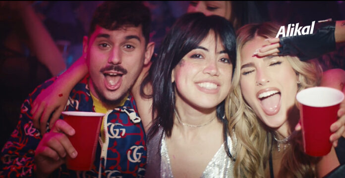 Alikal con Juli Poggio, resaca - Pharmabiz.NET